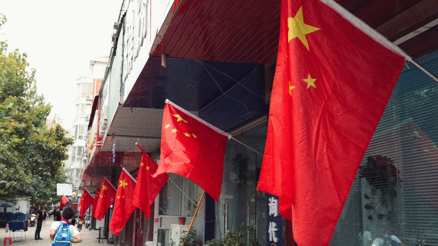 举办民族运动会,街头红旗飘飘,孩子是祖国的未来,是民族的希望