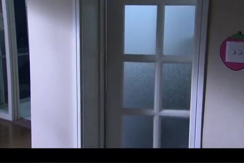 胖闺女来例假弄脏床单,想藏起来自己洗,不料一回家感动了