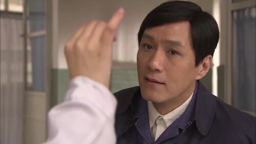 工人假装生病,把热土豆放在腋下,体温计一量都到头了,笑死