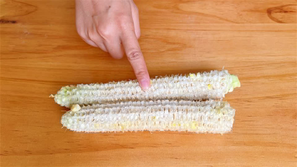玉米芯是个宝,千万别扔掉了,放锅中煮一煮,作用厉害了