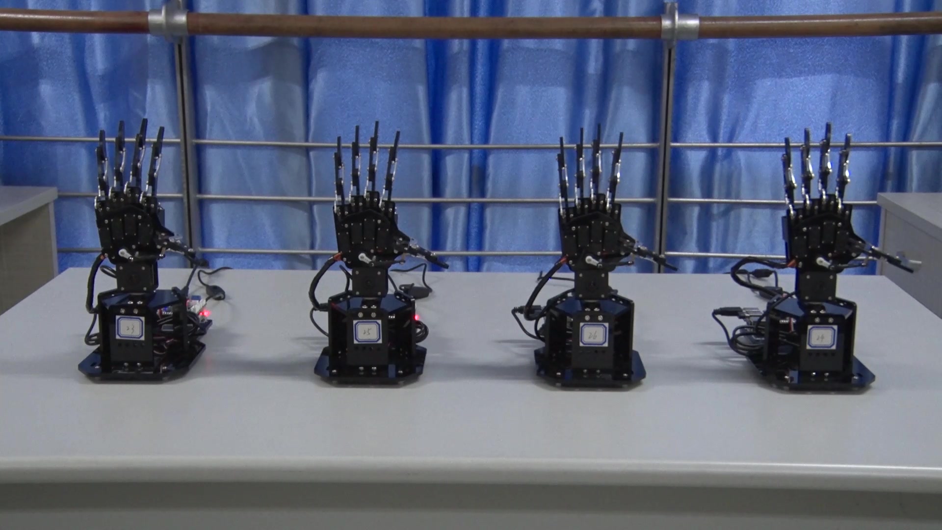 江苏大学计算机科学与通信工程学院机械手掌协同表演