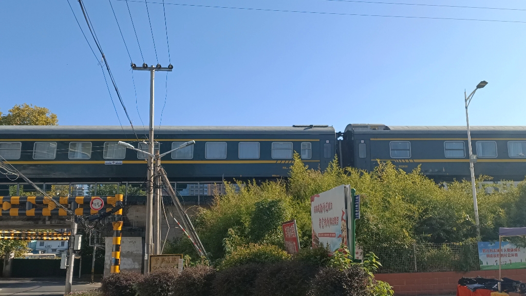 DF11牵引T151次列车(南京-广州)通过皖赣线