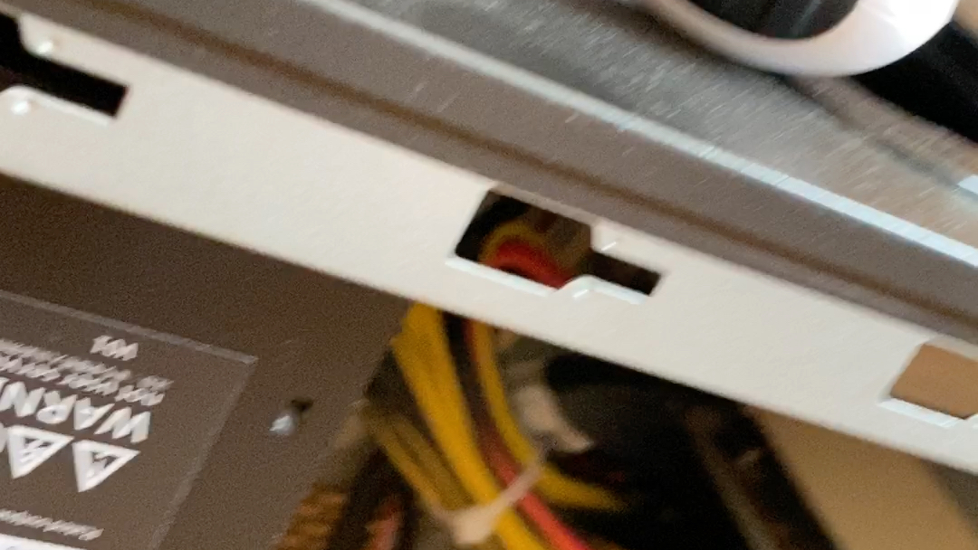 ...噪音,这是刚开机什么也没开的状态,刚用不到一个月,有什么办法解决。