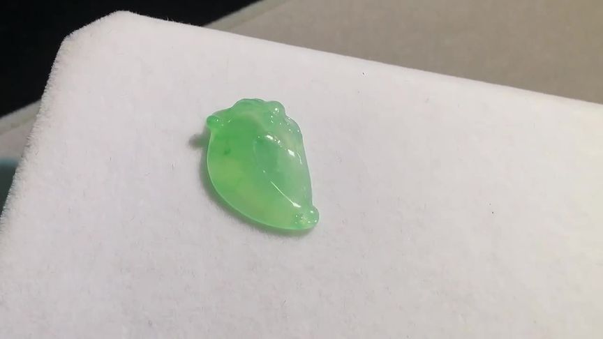 冰种飘绿#天然翡翠 小挂件,冰透清爽,寿桃的外形搭配一只小蜘蛛