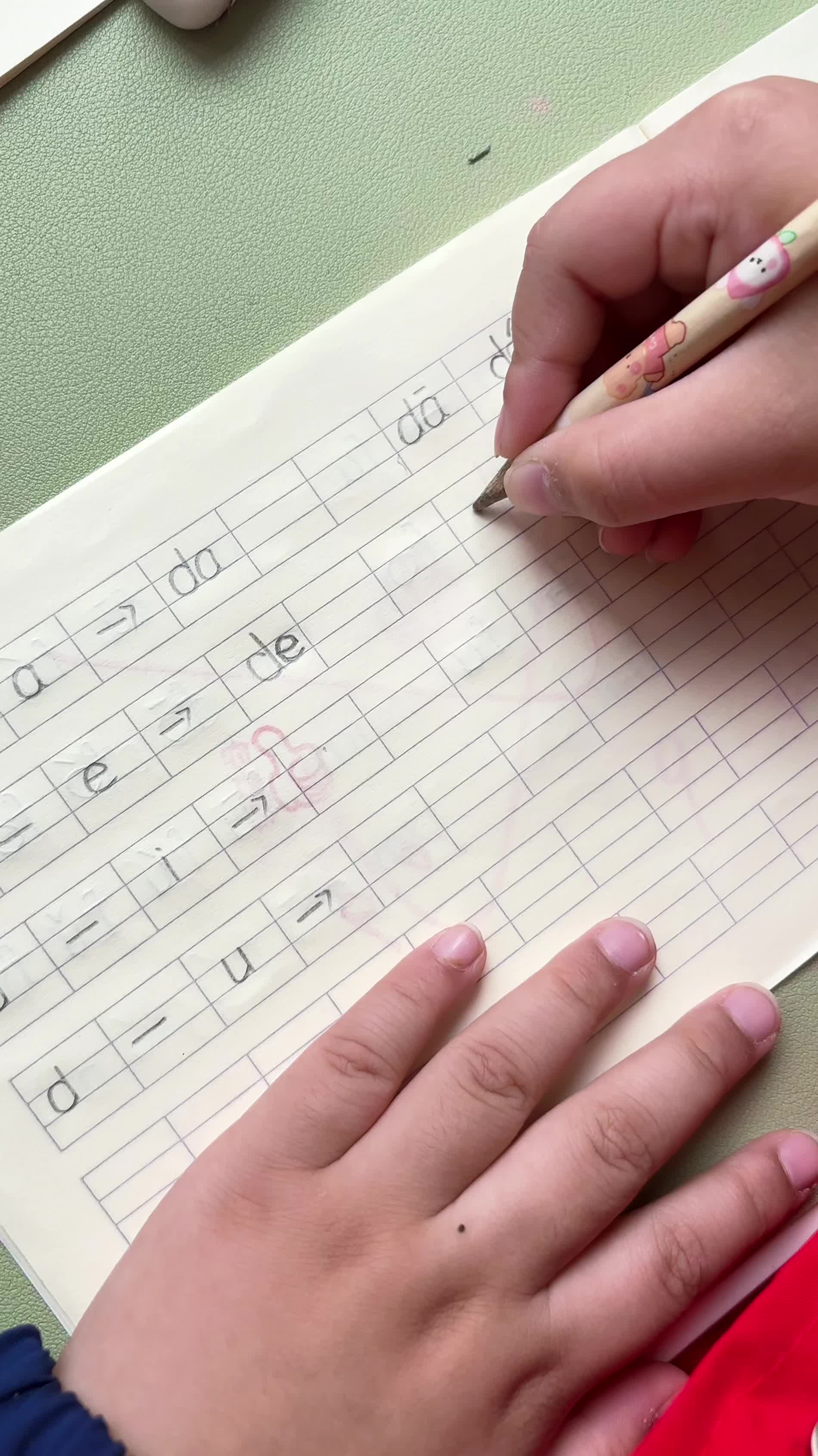 ...#小学生写作业 #辅导孩子写作业 #陪娃学习 #真实生活记录 #学拼音