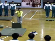 探究性学习优秀课例:初中体育《技巧:鱼跃前滚翻》课堂实录(中小学新...