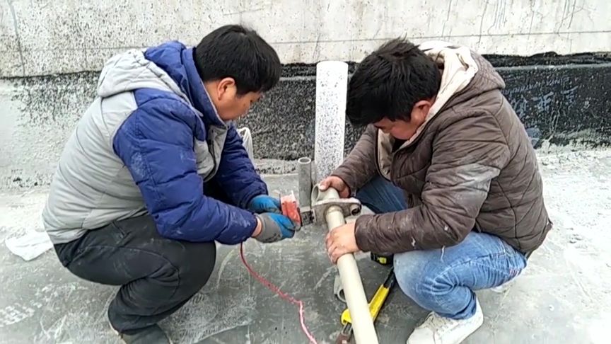 楼顶的水塔你一定不知道安装有多困难,师傅遇到这种情况也很无奈