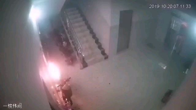 冬季来了,注意用电安全,特别是电瓶车。背景音乐是无辜的