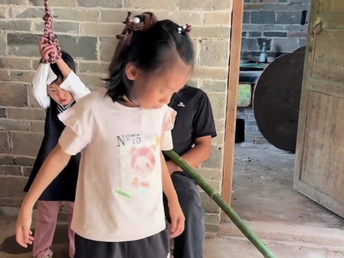 勇敢的小朋友在危机中展现智慧与生存能力