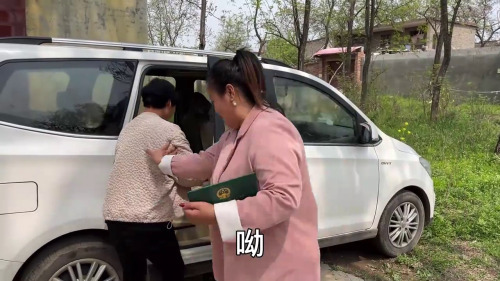 去县城给童童办社保卡,婆婆也想跟着去看看,可可拦着不让去