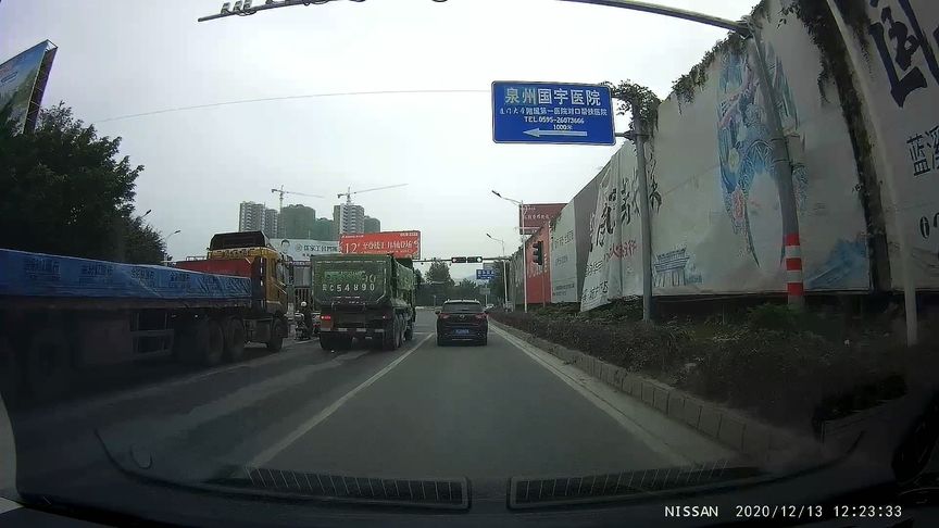 行车记录仪拍摄小石块砸向前挡风玻璃