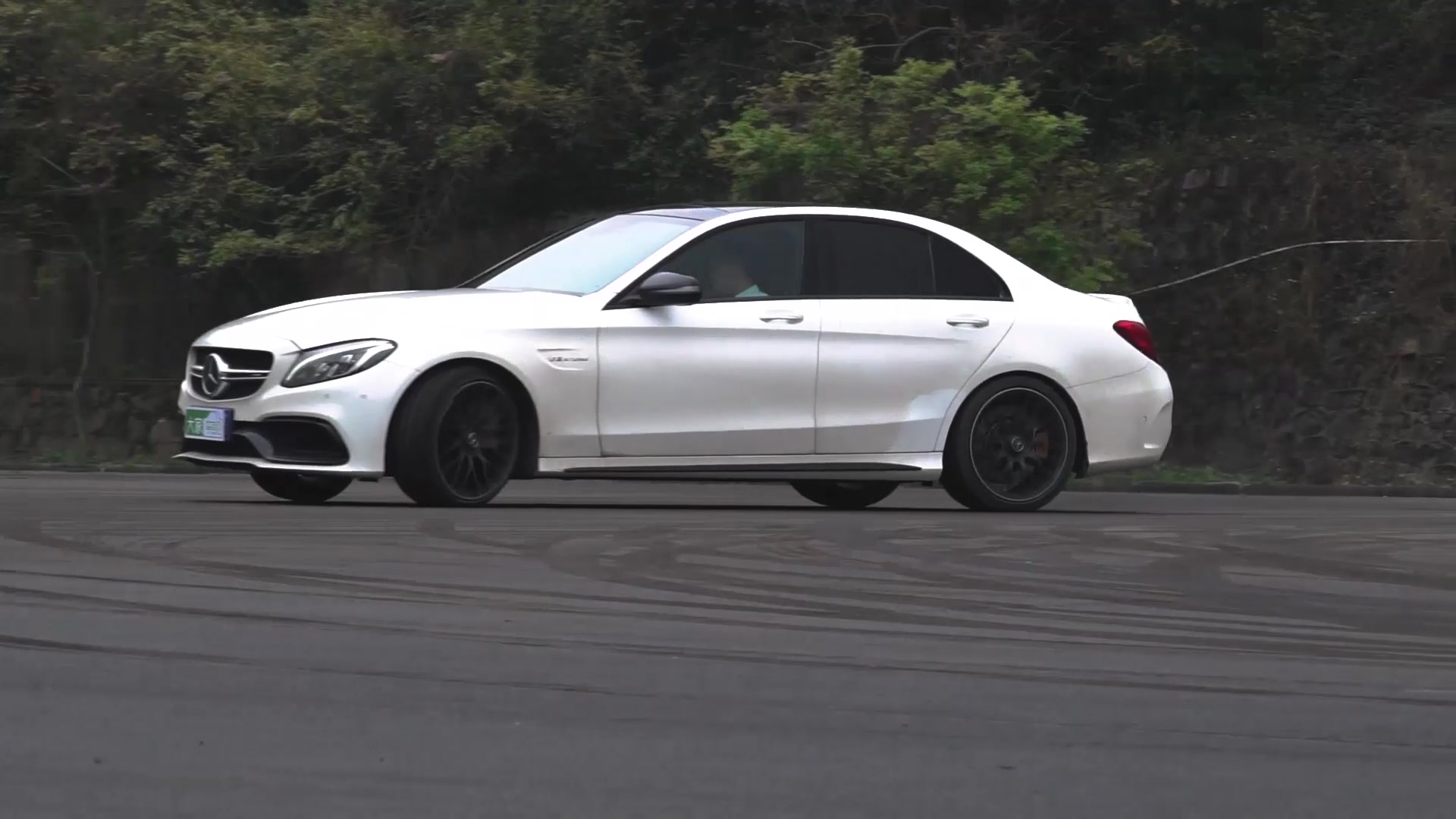 “很简单,怎么飘?一转弯,拉拉手刹车车屁股就过去了,你说怎么样?帅!”...