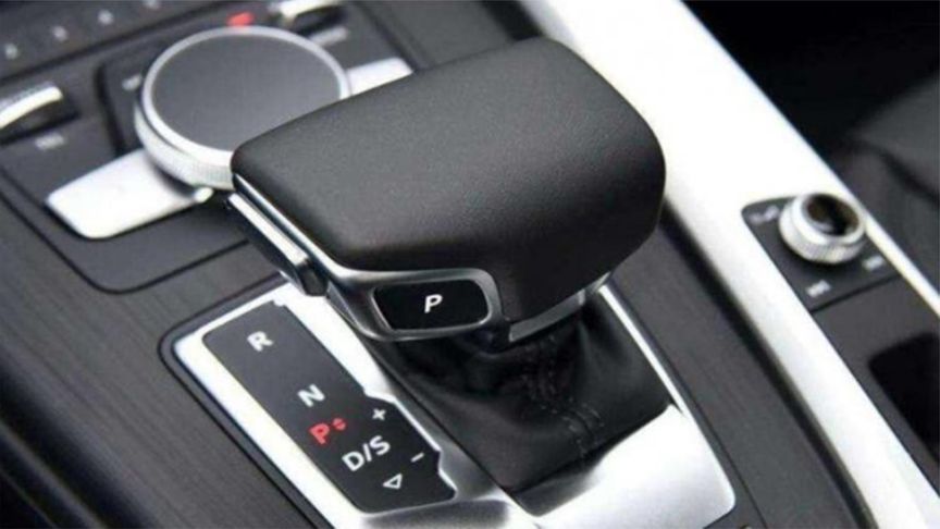 行驶时能直接从“D档”换到“S档”吗?要不要踩刹车?小心毁车