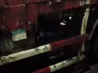 8月26日,西安网友发视频发现一大货车运着一车烂水果送往对面的果汁厂