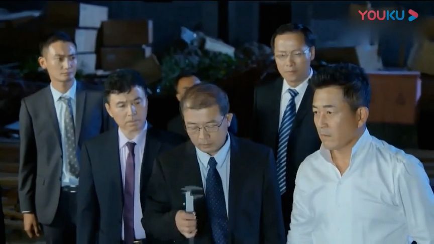 影视:老总连夜上工查钢筋,拿游标卡尺一量,气的怒踹工程副总