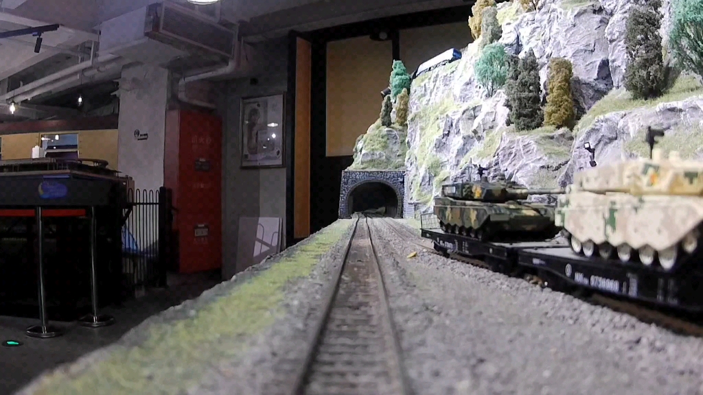 火车模型沙盘第一视角展望下行,本务依然DF110199牵引