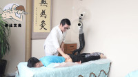 视频讲解:八髎穴位置比较靠近臀部 ,所以说找一下位置,在骶骨敌后口处