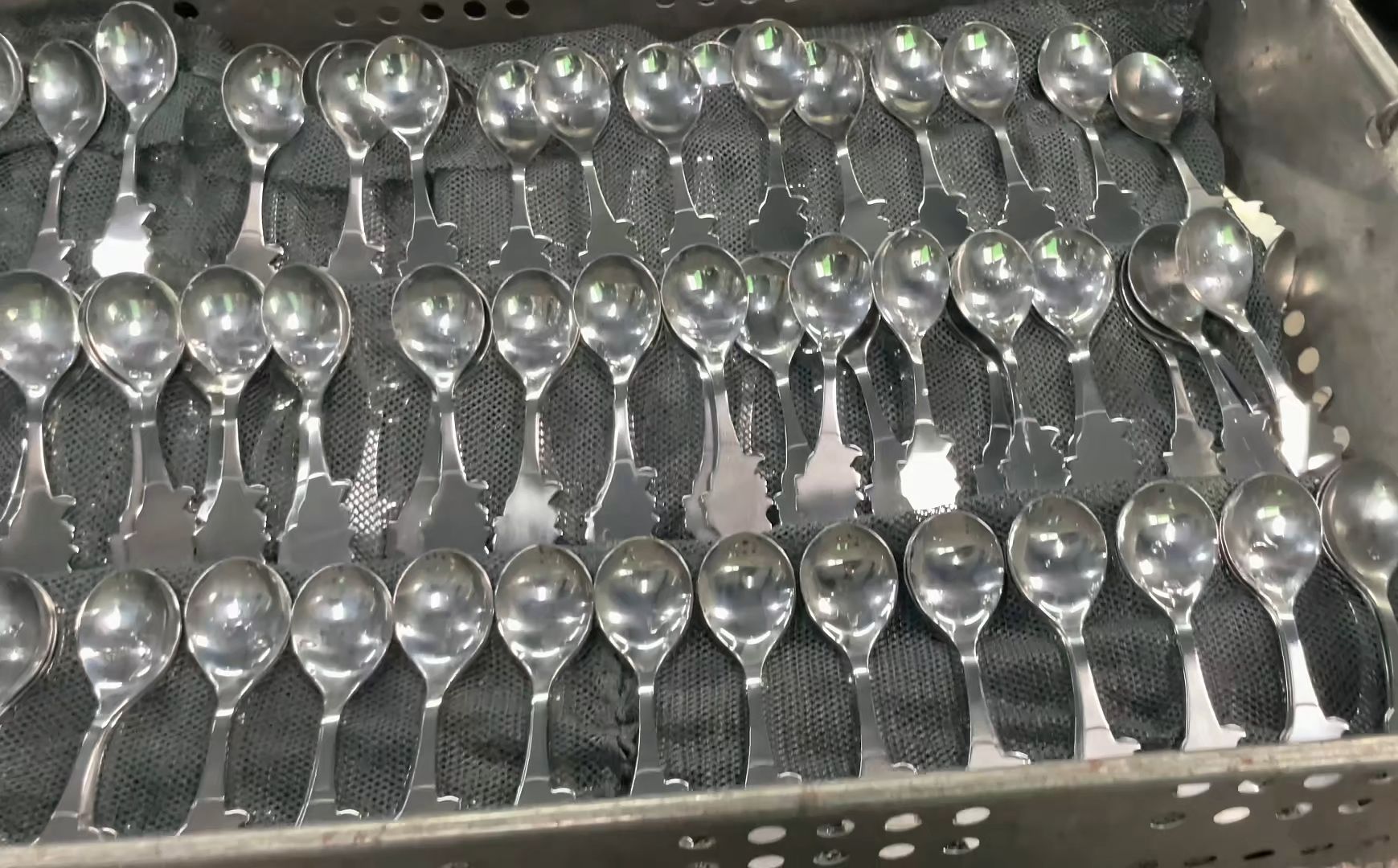 不锈钢勺子的制作过程。半自动化,还有不少巧妙的工具,没必要再创新...