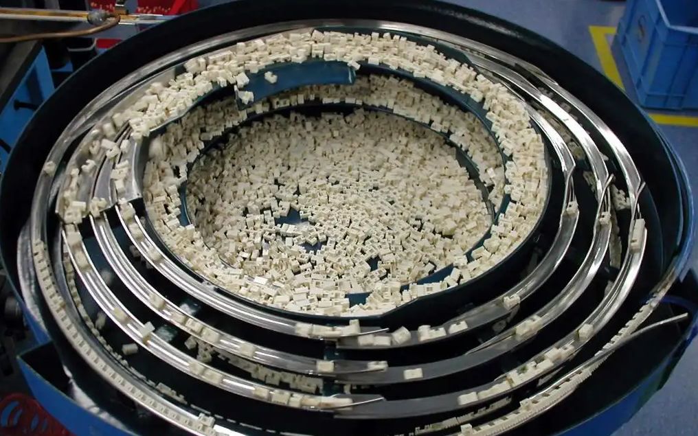 抖着抖着自动排队进去,有趣的现象发生了,振动盘原理是什么?