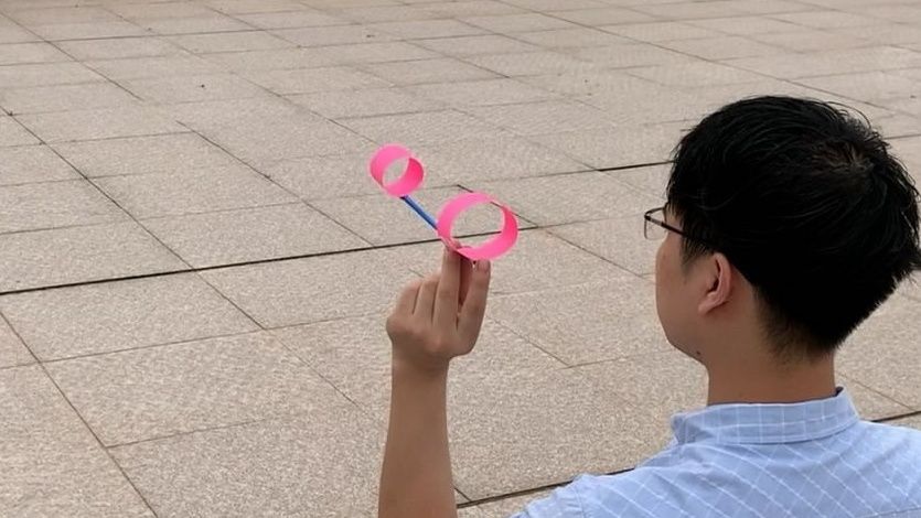 两个纸圆环,和一个吸管,就能做出一个超棒的飞行器,幼儿园手工