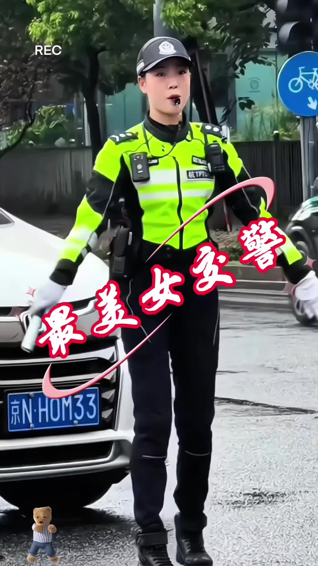 杭州刘警官指挥交通,英姿飒爽、潇洒帅气,精准指挥,熟练到位#执勤 #...