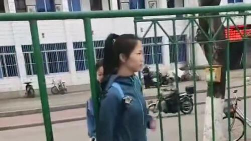 这学校的门口真独特,学生放学都要从这个栏杆里出来,真是有趣!