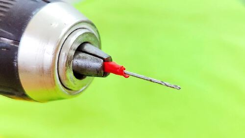 电钻锁不紧钻头,连木头都钻不穿怎么办?教你不用换钻头轻松打孔