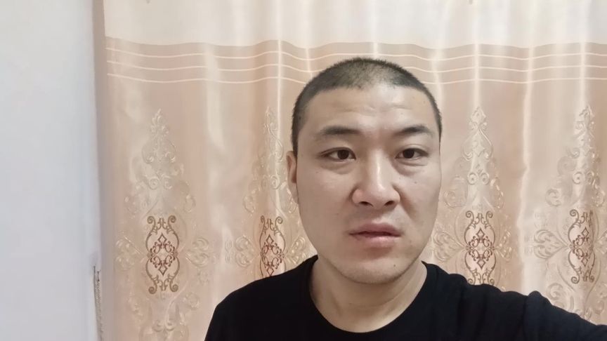 消防工人上实操课,听老师讲解灭火器使用方法,提高安全意识