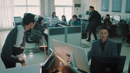 小伙去了趟厕所,回来电脑资料全被人删了,当场大怒拿起硬盘就砸