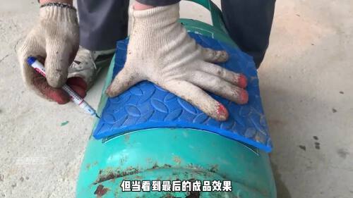 小伙花一百淘个破煤气罐,组合滑轮自制迷你小电车,功能全很丝滑
