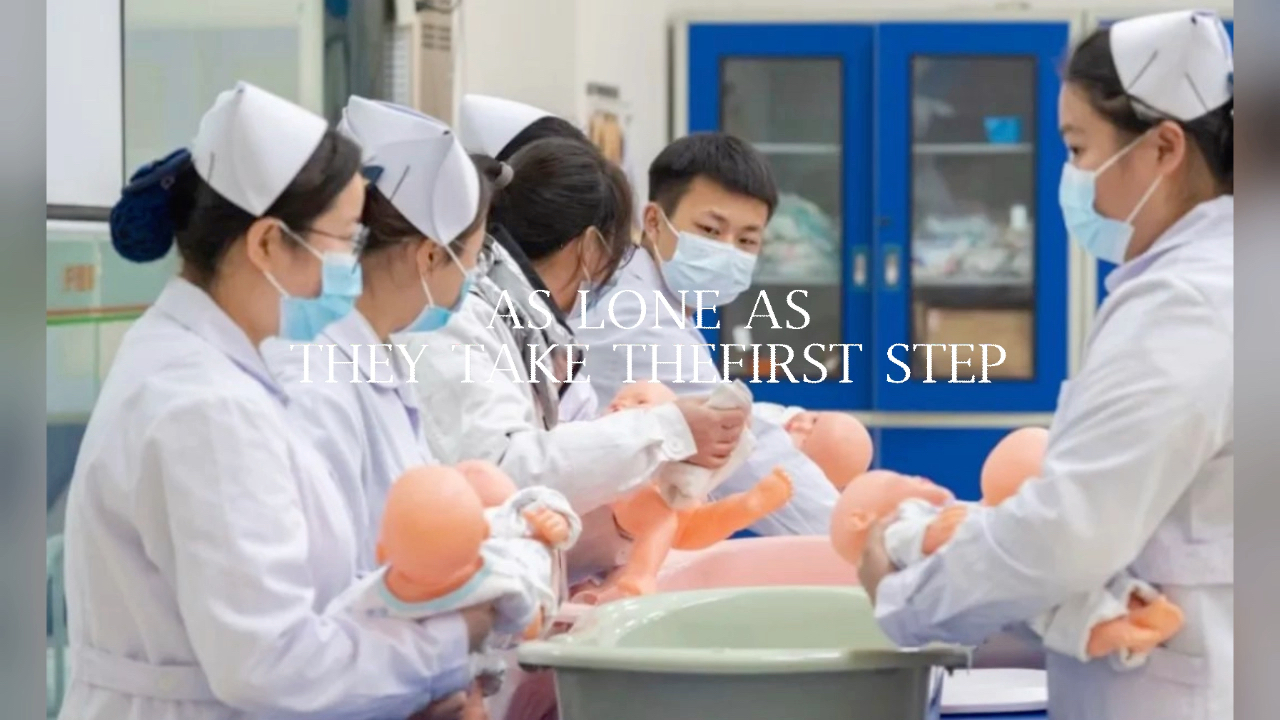在天一学院健康产业学院实训中心,婴幼儿托育服务与管理专业的同学...