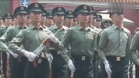 国旗卫士学习归来,衣服全被汗湿,两位护旗手端枪的动作真帅!