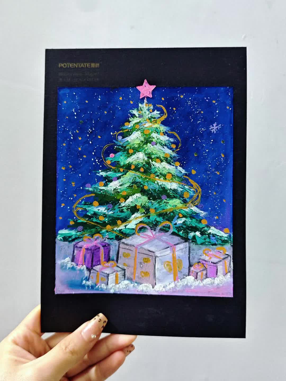 用油画棒, 把冬日温柔都涂进圣诞树里, 星光缀满枝桠,暖意裹着期许, 每...