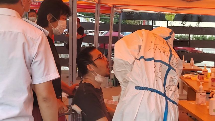 为轮椅哥起身做核酸检测,猜猜医生衣服上写的啥