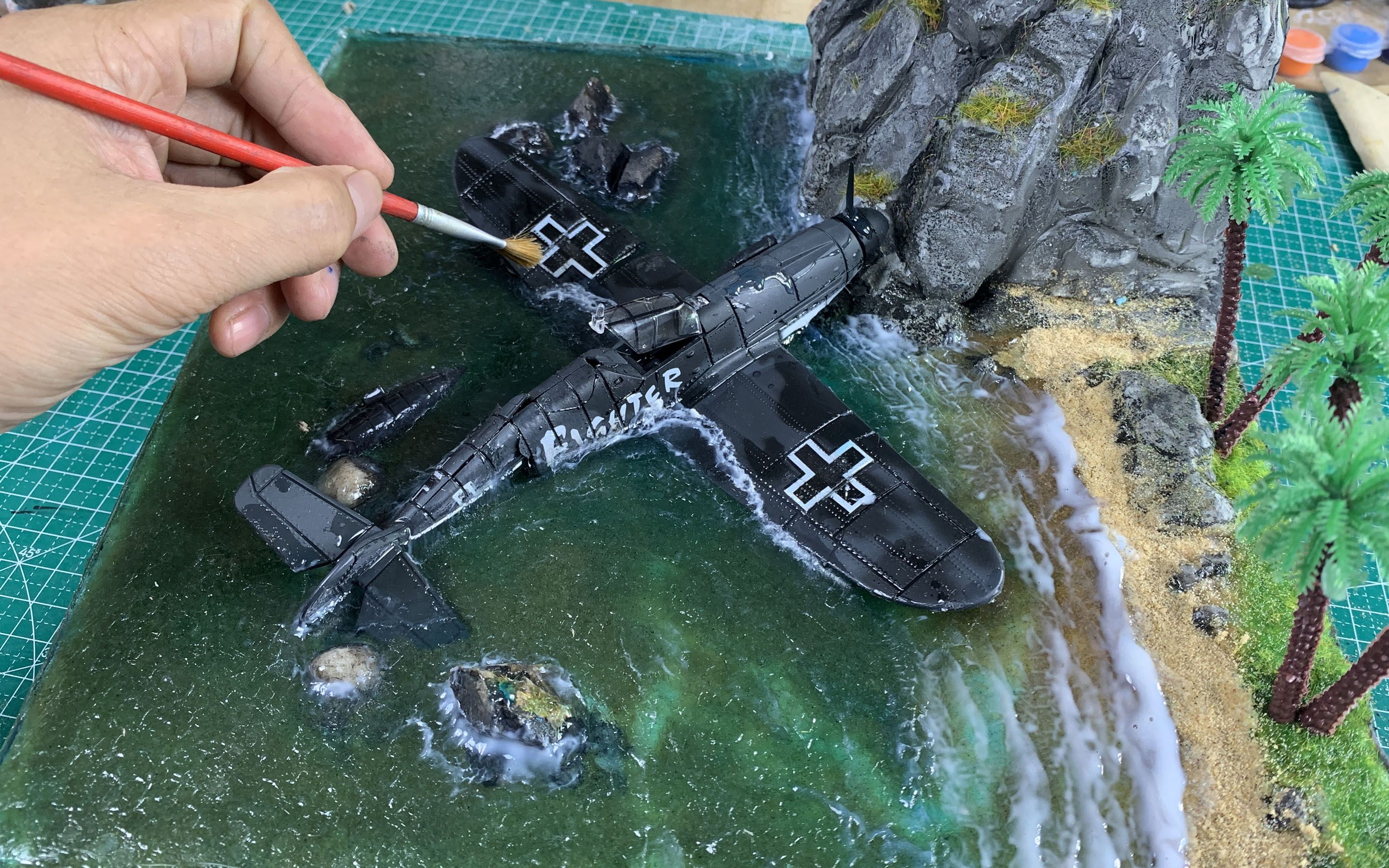 如何手工制作二战德国飞机坠海模型?