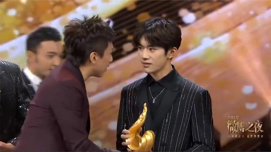 李现王一博肖战易烊千玺同框,谁的体态更好,一目了然丨微博之夜