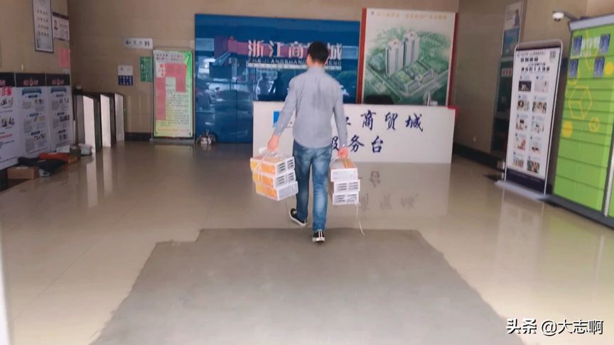 给客户送六箱凭证纸,半天就可以赚了80元
