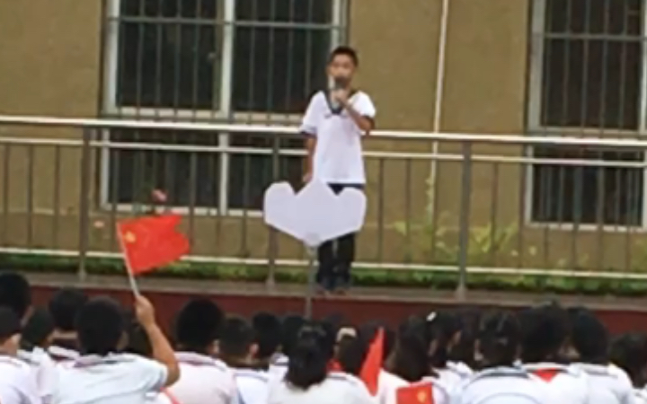 第一次在校运动会代表运动员发言,好紧张,差点儿忘词儿