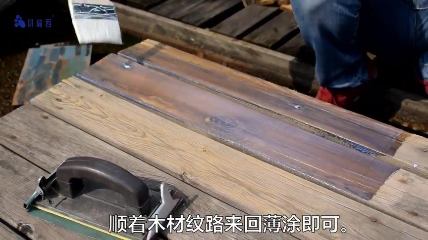 户外防腐木地板使用水性木蜡漆需要刷涂几遍?