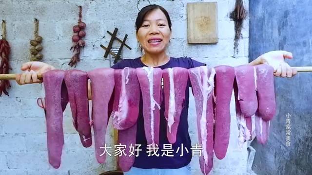 10元买10条猪连体,大姐先炸再卤,配上5袋泡面吃过瘾