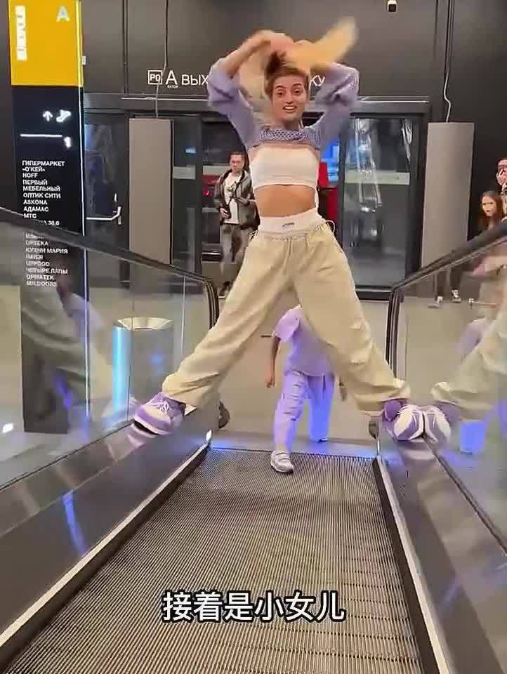 女人第一次乘坐自动扶梯