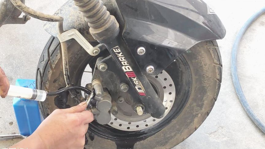摩托车修理,碟刹车加油排空气技巧你知道吗?教你一招简单又实用