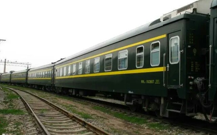 模拟火车:中国网友试驾ss1型电力机车牵引普速绿皮车