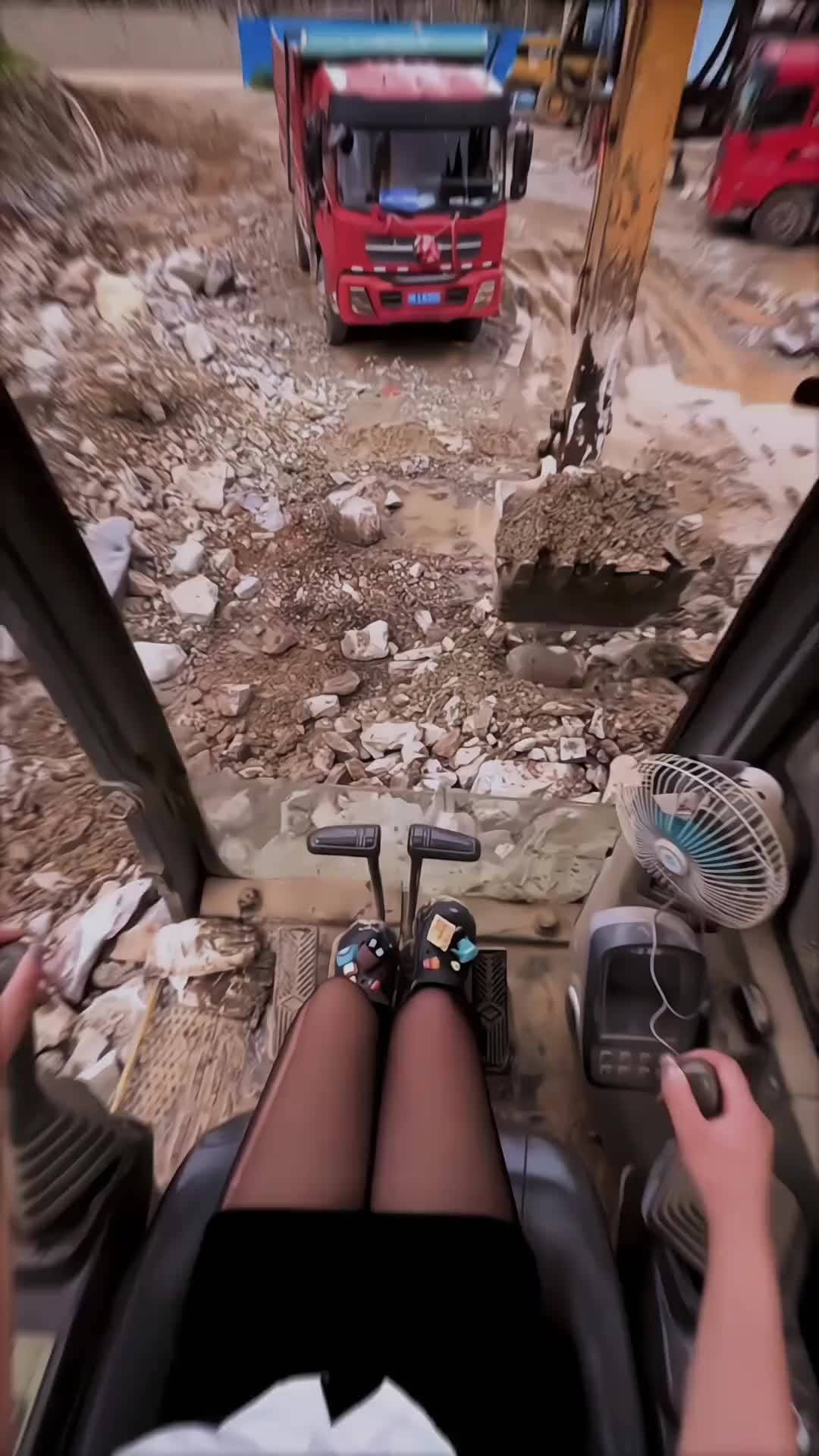 挖掘机技校哪家强.