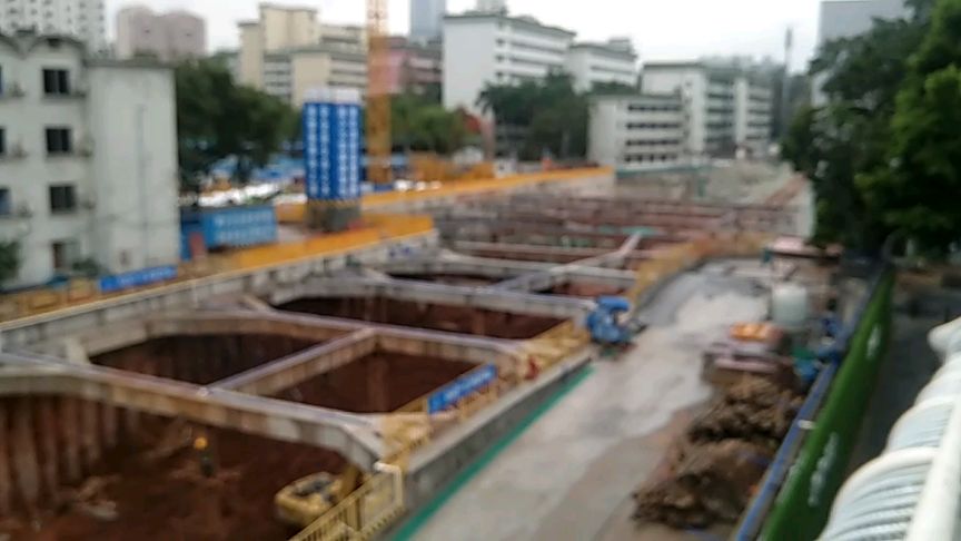 壮观的广州某深基坑工程围护、支护与开挖施工正在进行…