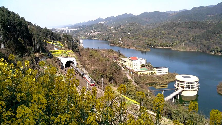 2018年3月 哈尔滨西——重庆K1063次列车驶出石板场1号隧道