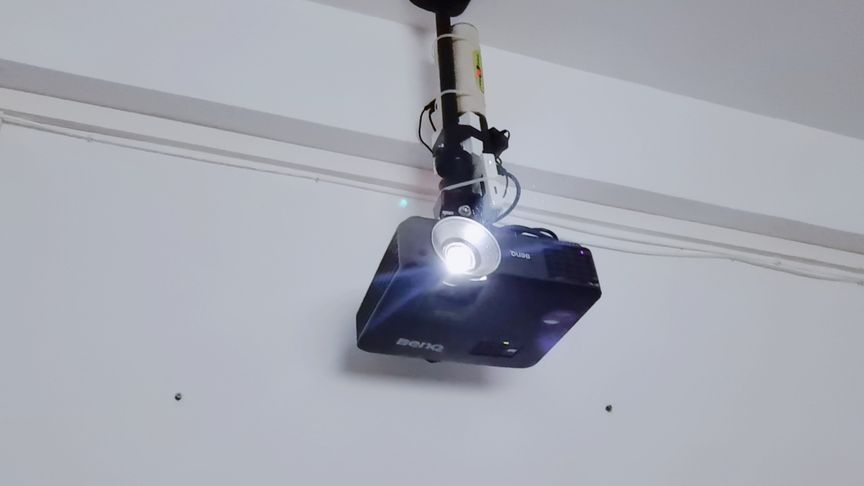 今天安装投影仪,效果还不错。