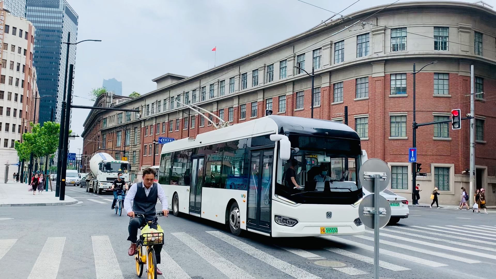 申沃5129双源无轨电车今日首次路试19路,天潼路江西北路开字