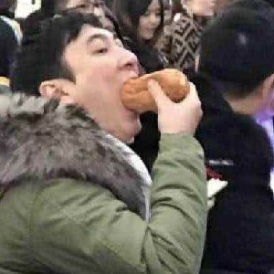 笑一下不说话 