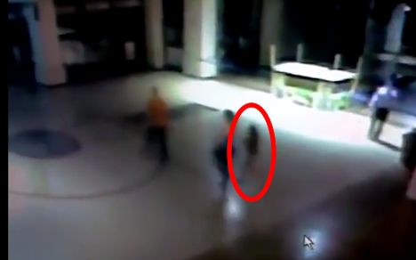 恶灵还是妖精?监控实拍从影子幻化成实体人形的神秘生物